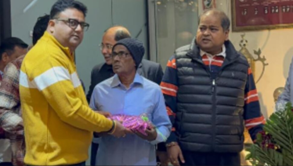 Tutu Bose: মোহনবাগানে টুটু বোসের আগাম জন্মদিন উদযাপন, ক্লাবের কর্মীদের ...