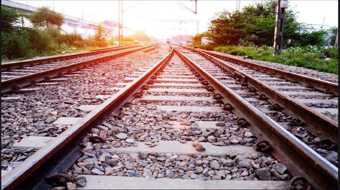 Train Track Blast: ভয়াবহ বিস্ফোরণে উড়ে গেল ১৫ ফুট রেললাইন! লাইনচ্যুত ...