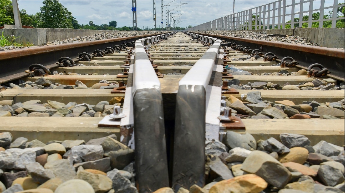 Train Track Blast: ভয়াবহ বিস্ফোরণে উড়ে গেল ১৫ ফুট রেললাইন! লাইনচ্যুত ...