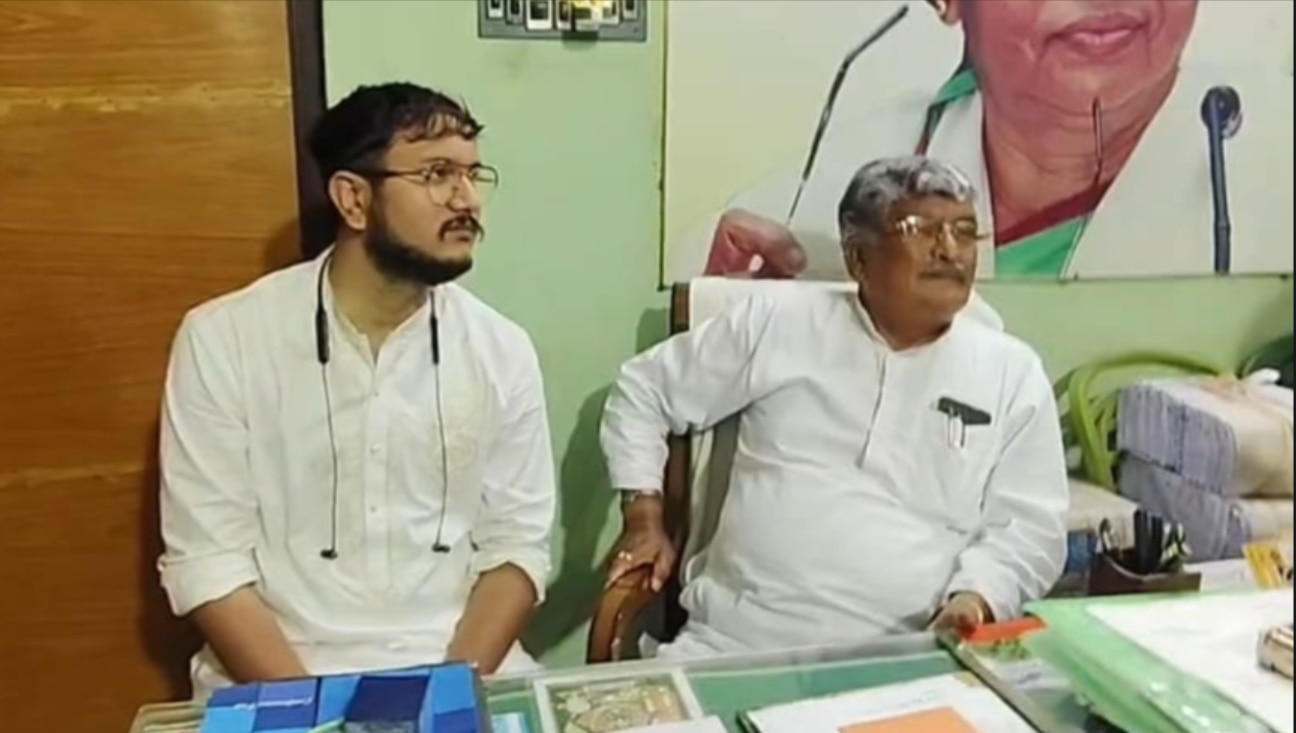 Asit Majumder: অসিতের মানভঞ্জন, চুঁচুড়ার বিদায়ী বিধায়কের পা ছুঁয়ে ...