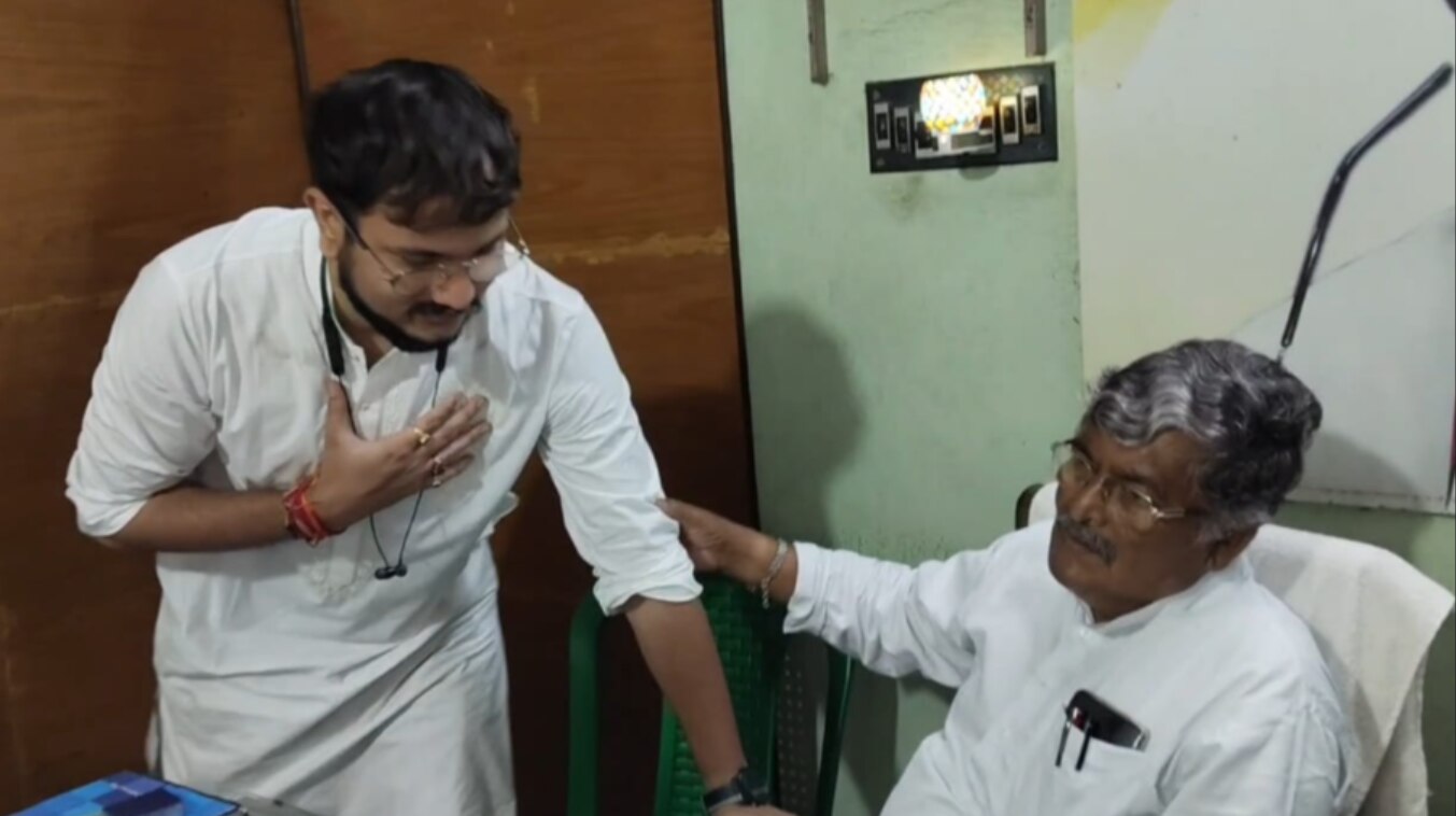 Asit Majumder: অসিতের মানভঞ্জন, চুঁচুড়ার বিদায়ী বিধায়কের পা ছুঁয়ে ...
