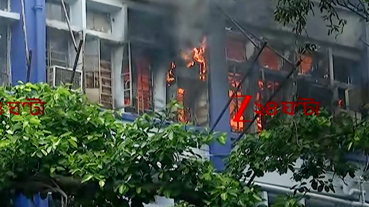 Kolkata Fire Incident: আলিপুরে বিধ্বংসী আগুন: উপর থেকে ছিটকে পড়ল ...