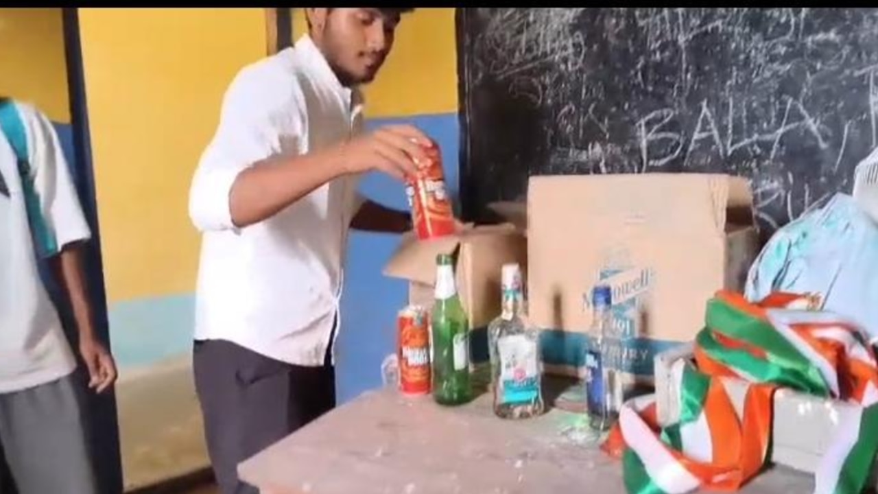 Anandachandra College: মদের বোতল-মেয়েদের জামা-গাঁজা-সিরাপ! ইউনিয়ন রুম ...