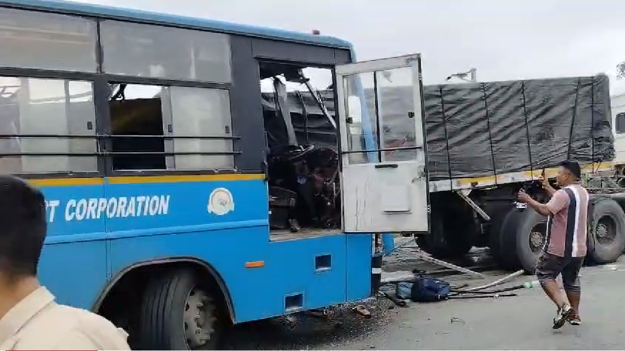 দাঁড়িয়ে থাকা ট্রাকে সরকারি বাসের মারণ-ধাক্কা! রক্তক্ষয়ী সংঘর্ষে আহত ...